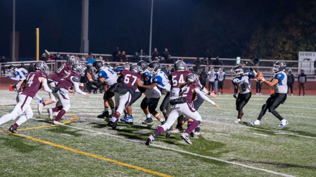 What Does a Linebacker Do? Roles and Responsibilities - Football Toast