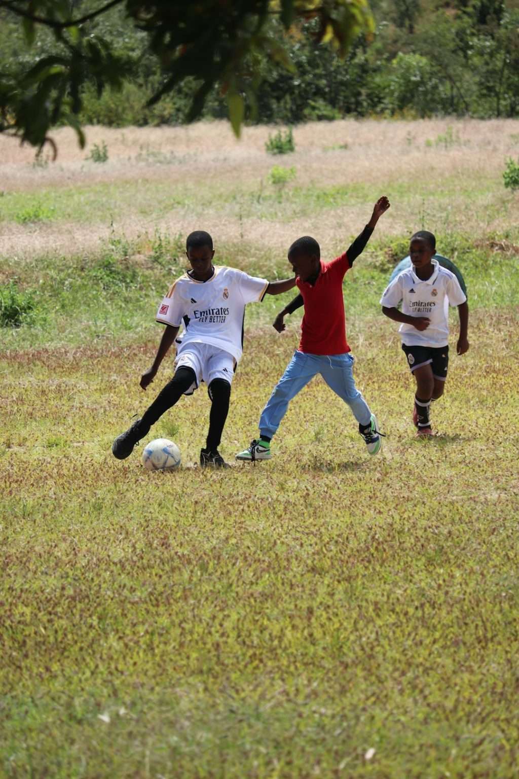 Best football training drills for youth players to improve skills ...